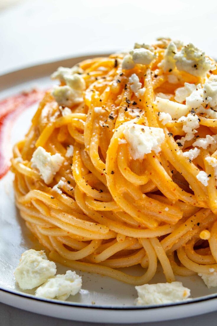 Creamy Sriracha Pasta (4 ingredients 15 minutes!) - The Fiery Vegetarian