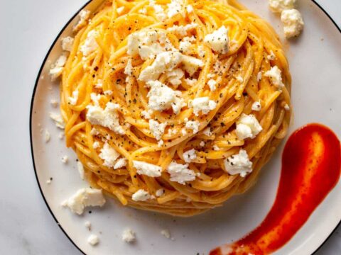Creamy Sriracha Pasta (4 ingredients 15 minutes!) - The Fiery Vegetarian