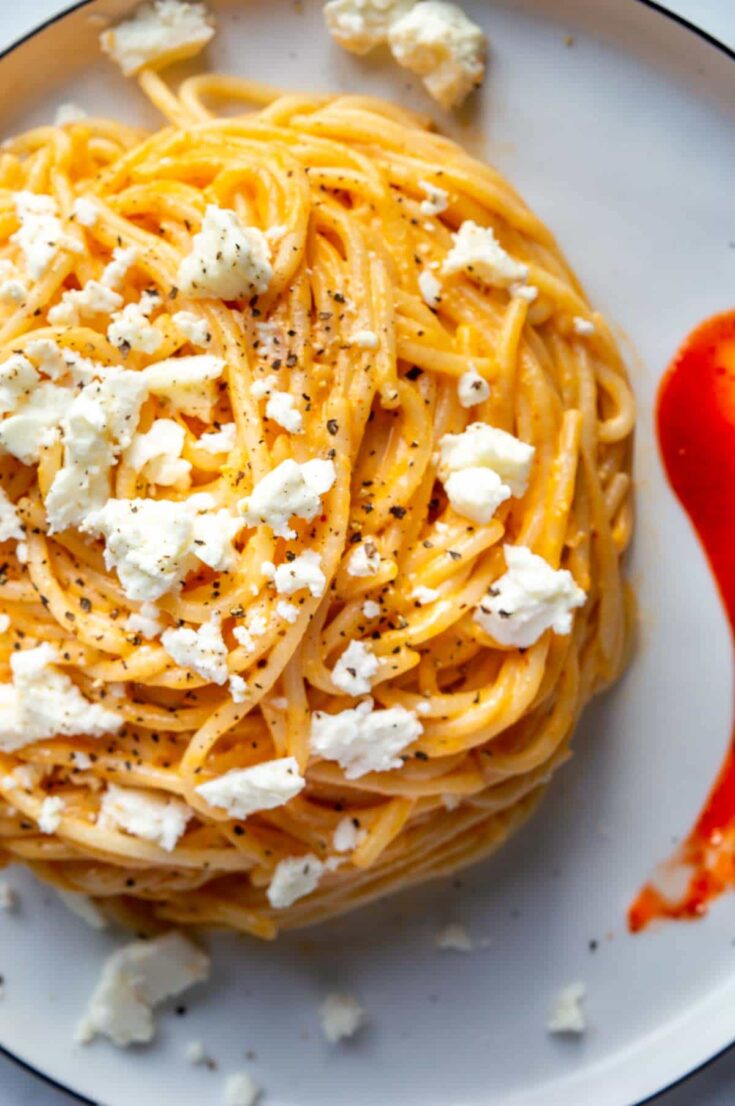 Creamy Sriracha Pasta (4 ingredients 15 minutes!) - The Fiery Vegetarian