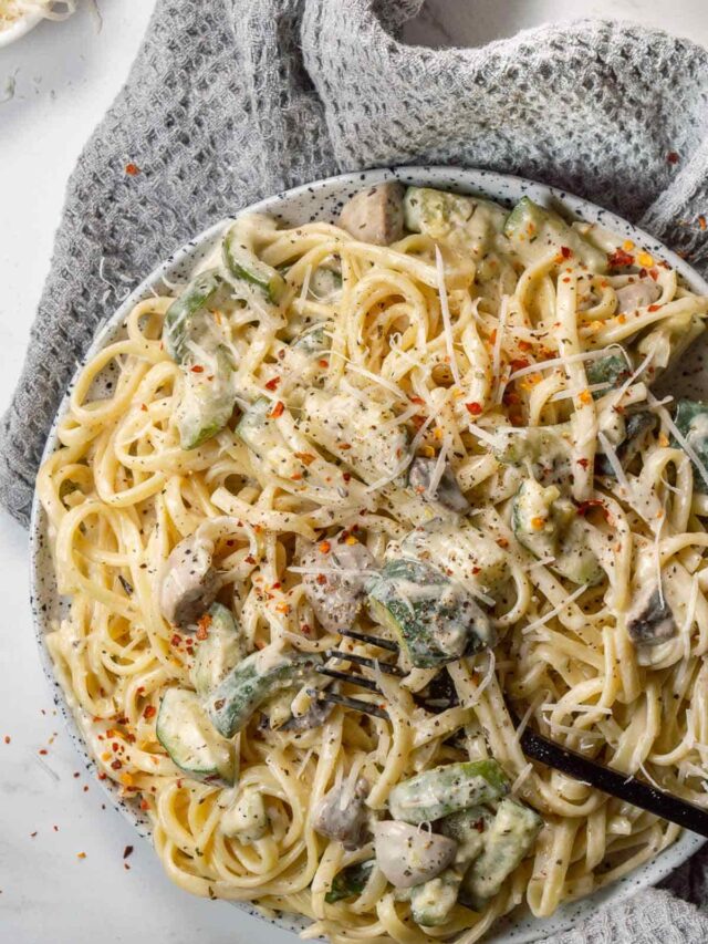 Creamy Sriracha Pasta (4 ingredients 15 minutes!) - The Fiery Vegetarian